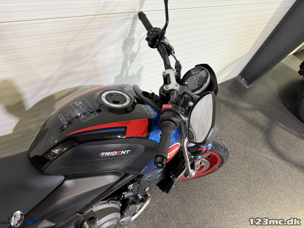 Ny Triumph Trident Triple Tribute SAPPHIRE BLACK/COBALT BLUE 2026 til ...